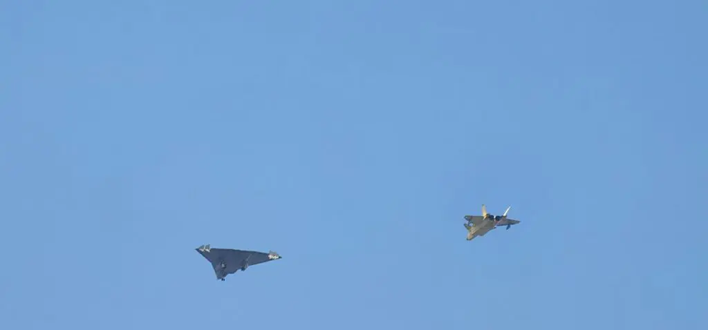 Es registrado el primer vuelo de prueba del nuevo caza furtivo biplaza J-20S de la Fuerza Aérea ...